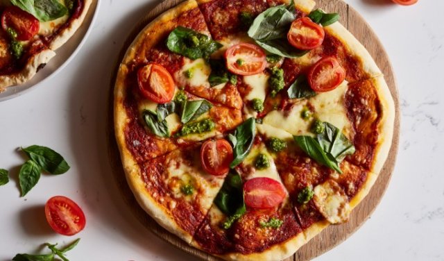Pizza, sushi, wine cellar + indoor golf at charming new Misfits (where ...
