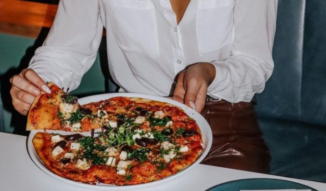 Pizza, sushi, wine cellar + indoor golf at charming Misfits